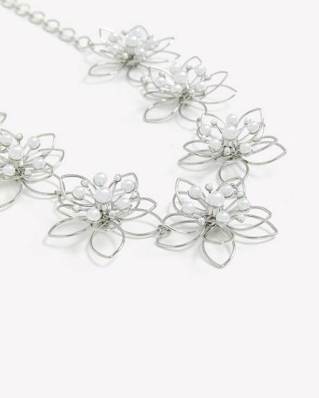 Collier court de fleurs avec perles | Penningtons