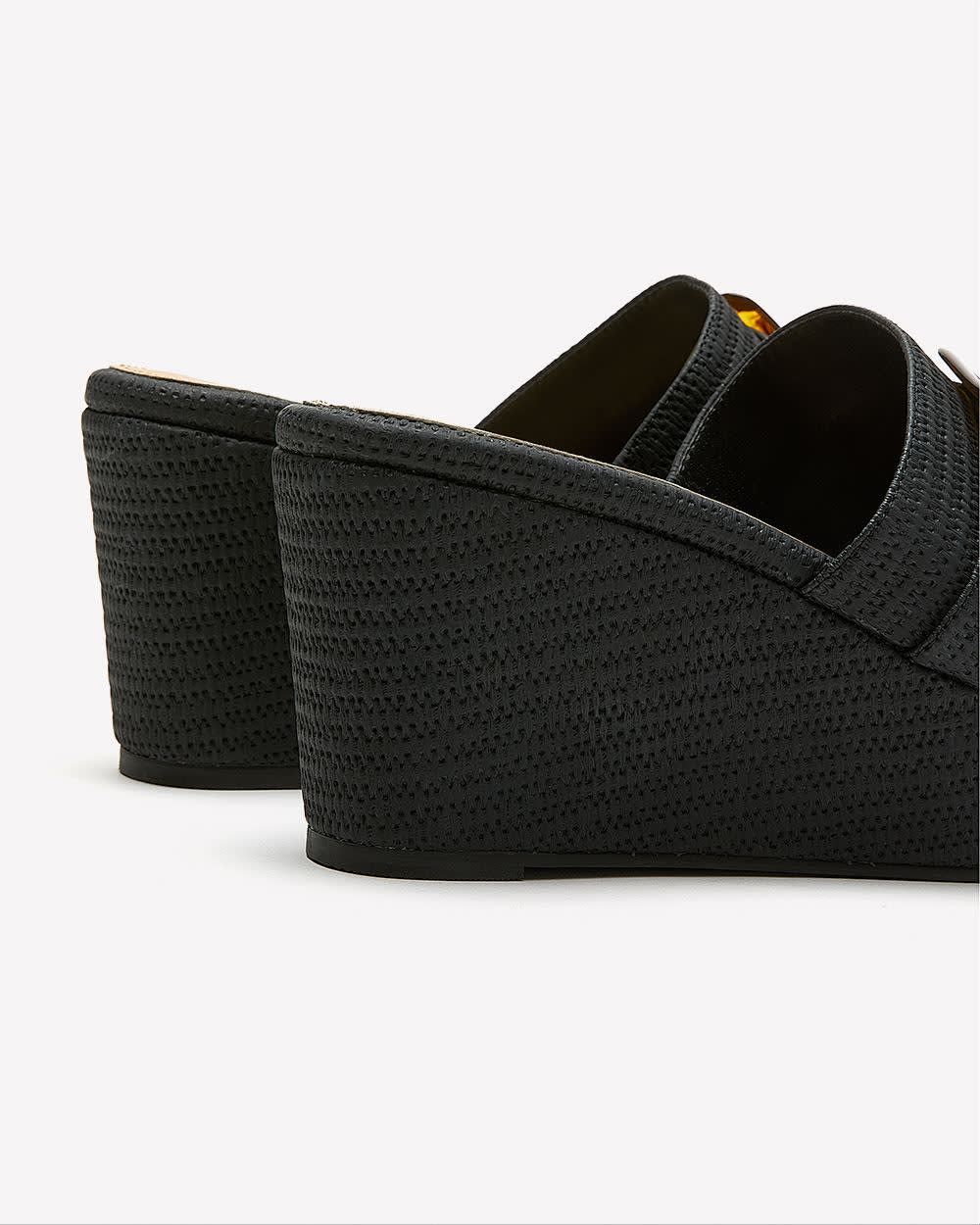 Sandale plateforme noire à talon compensé avec boucle décorative, pied très large | Penningtons