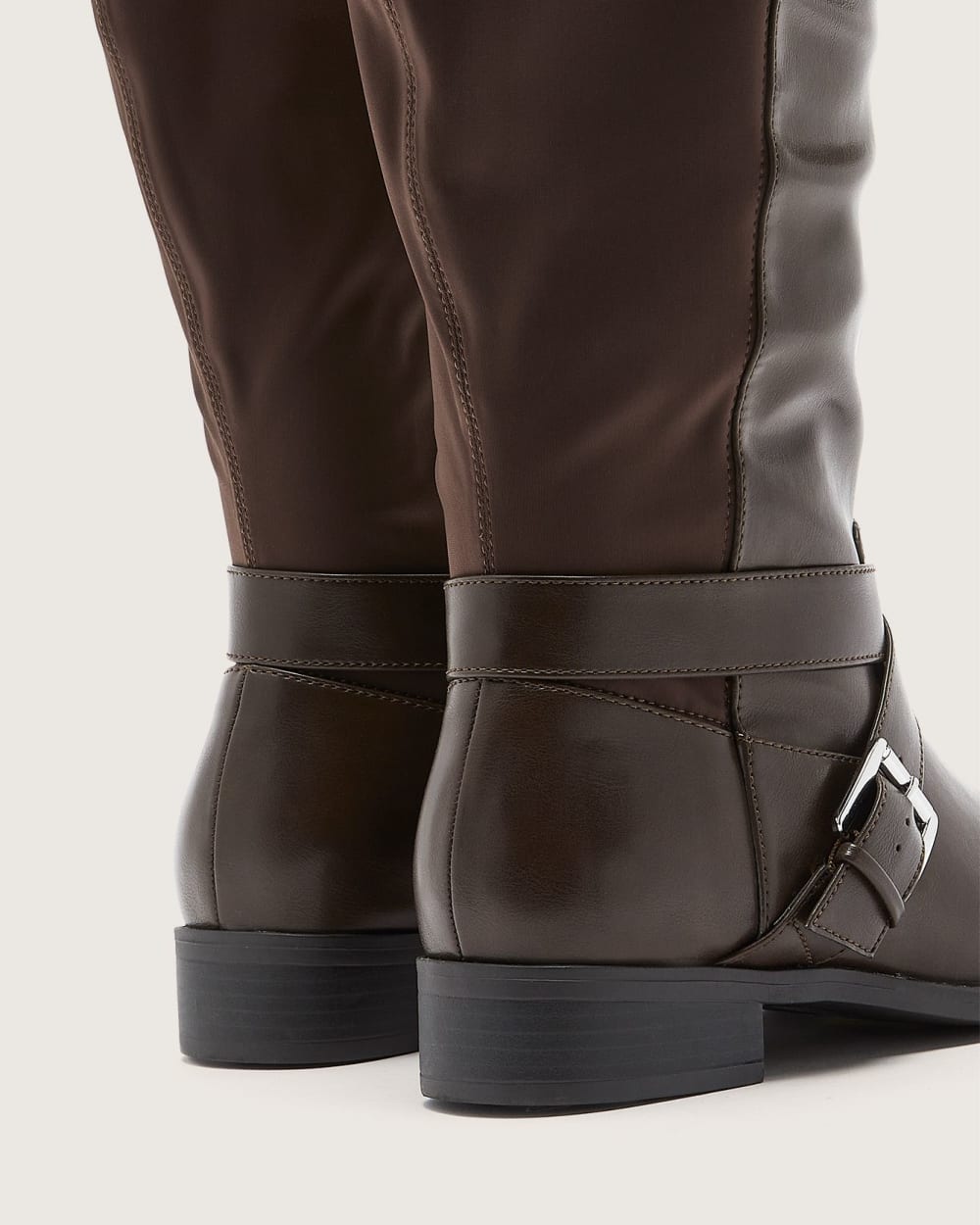 Botte longue avec boucle à la cheville, pied très large | Penningtons