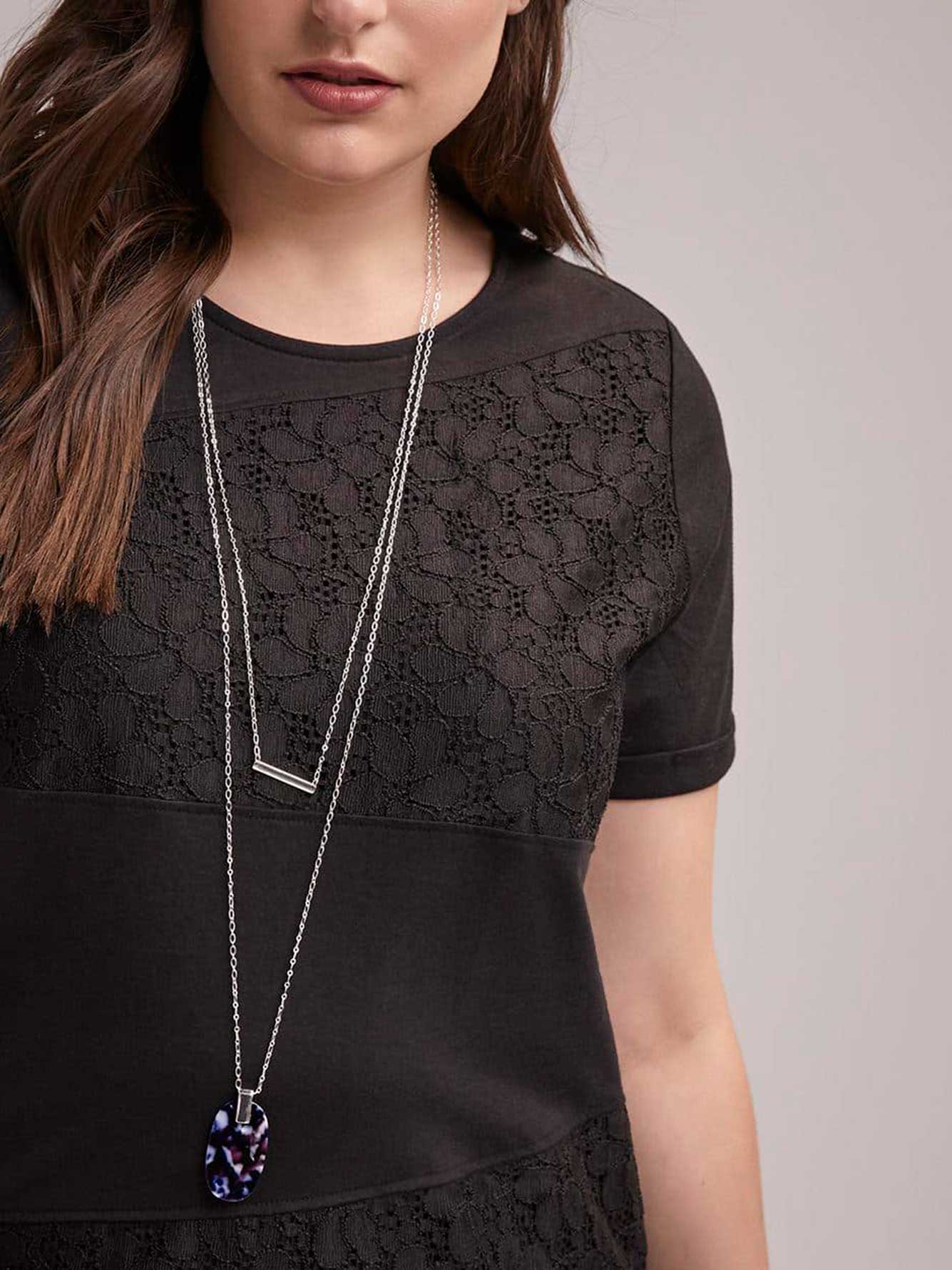 Collier à rangs multiples avec pendentif en résine | Penningtons