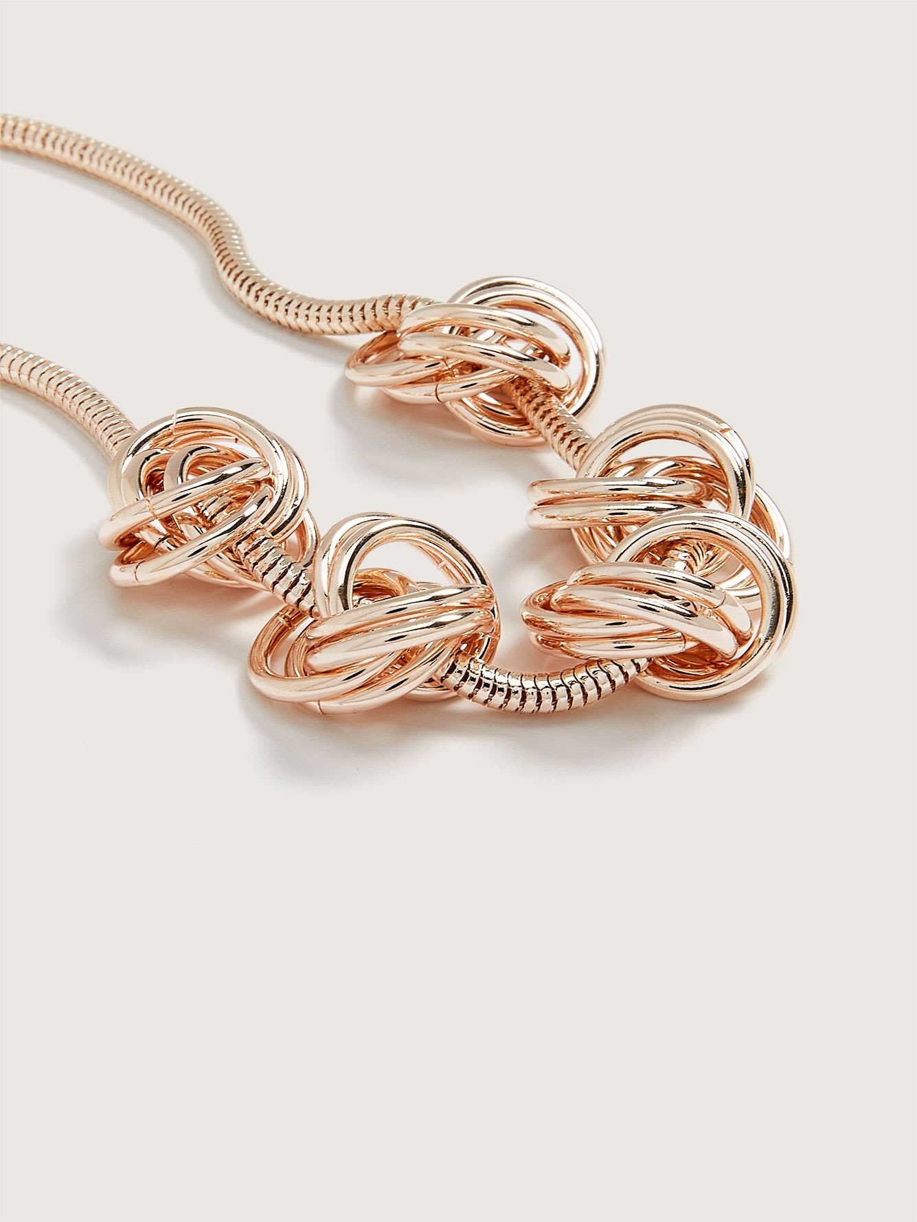 Collier court en métal avec bijou noué | Penningtons