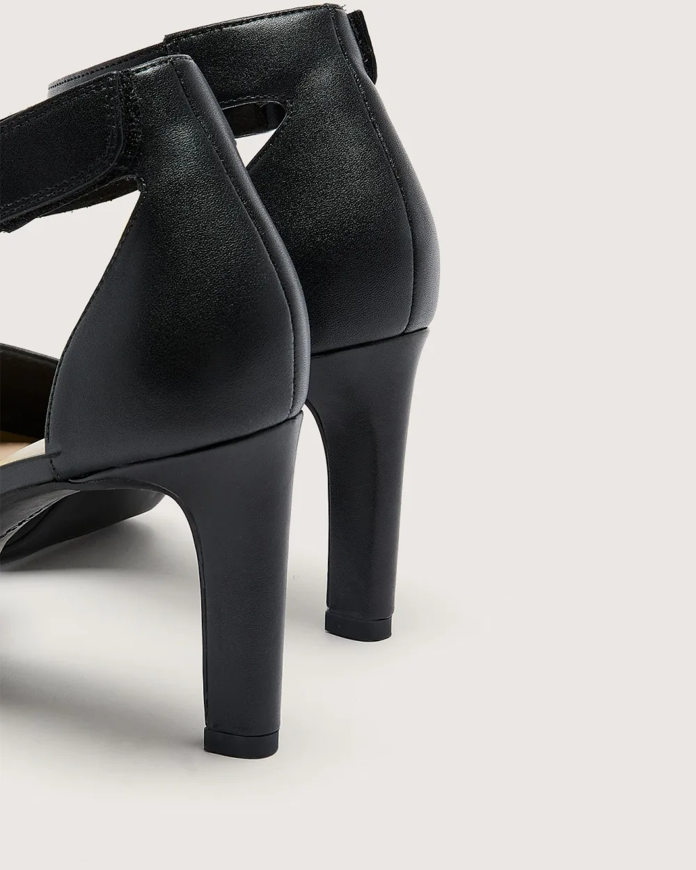 Escarpin Ambyr Skip avec attache à velcro, pied large - Clarks ...