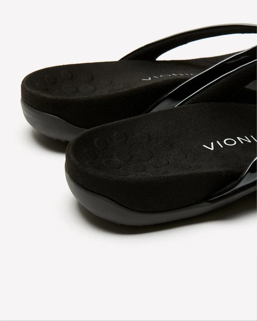 Sandale tong Bella en faux cuir avec boucle décorative, pied large - Vionic | Penningtons