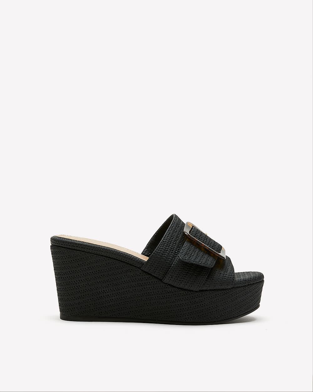 Sandale plateforme noire à talon compensé avec boucle décorative, pied très large | Penningtons